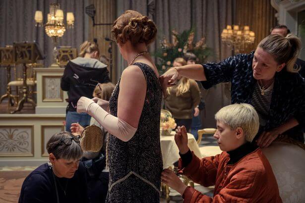 Figurino de Downton Abbey - Alice Alves width="69.5px" height="118.5px"